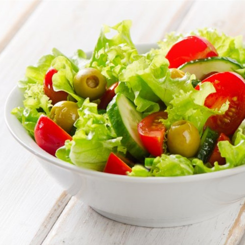 صحن سلطة خضراء لمقبلات طازجة وصحية من شطة وليمون